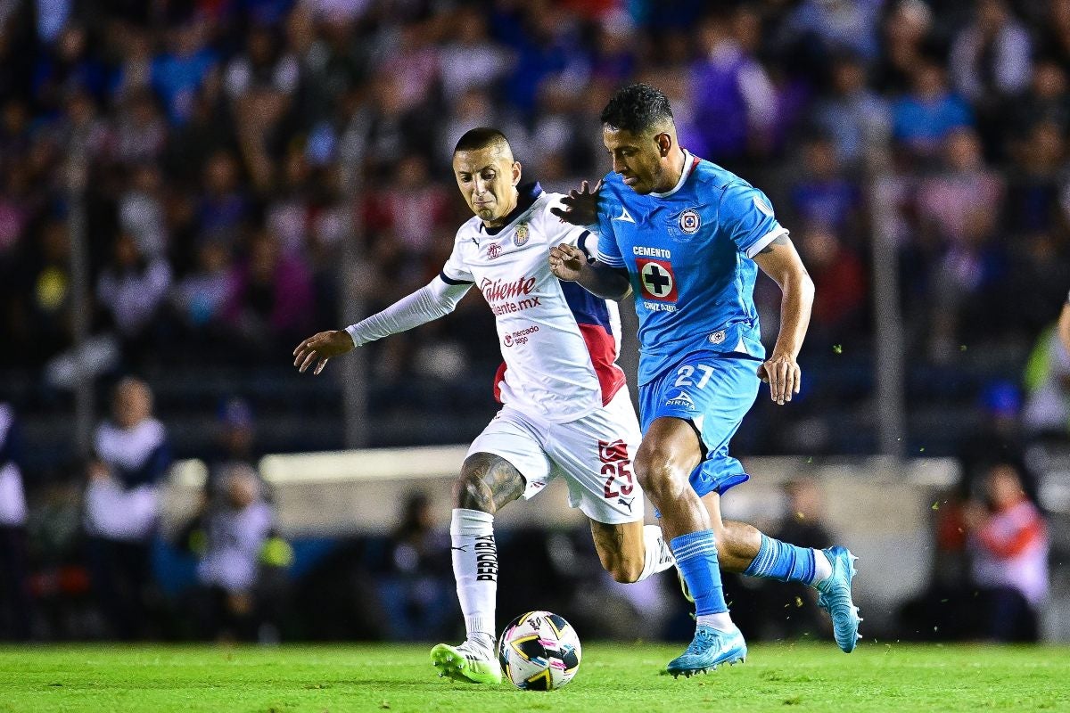 Chivas y Cruz Azul cocinan trueque: Luis Romo por Orozco Chiquete